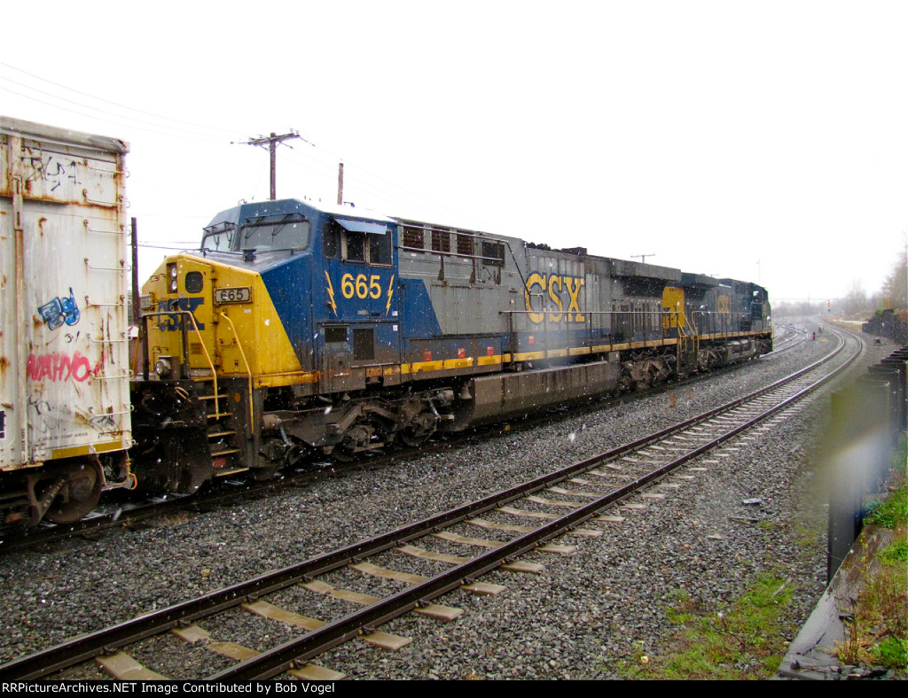 CSX 665 and 384